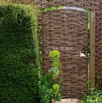 Ploty, zdi a předěly jako výrazné prvky vaší zahrady. Ukážeme, jak je ...